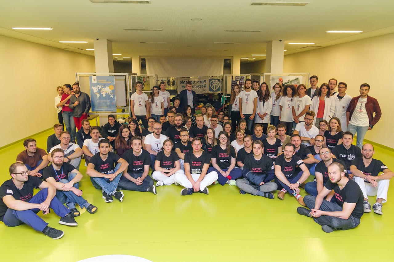 Filip A Dabrowski: Junior doctors go on hunger strike in Poland - The BMJ